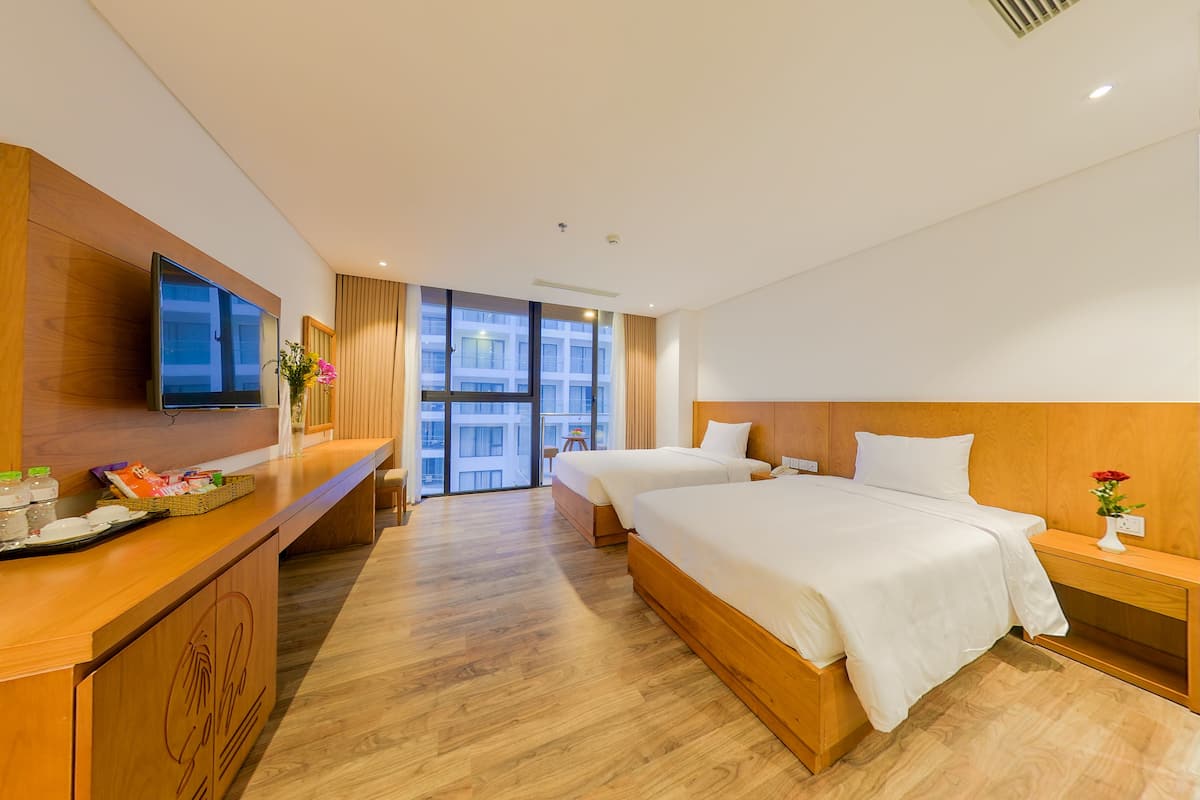 Quarto casal ou duplo luxo, sacada, vista para a cidade | Roupas de cama premium, camas com colchões pillow-top, frigobar