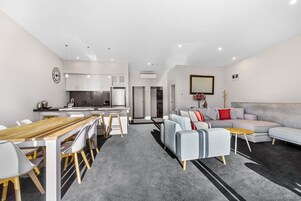 Apartamento executivo, 2 quartos (2 Bedroom Apartment) | Área de estar | TV de tela plana, Netflix, dock para iPod, pisos aquecidos