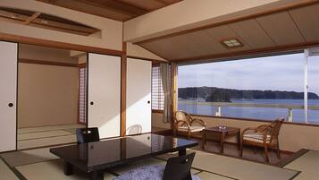 Cofre no quarto, roupa de cama fornecida