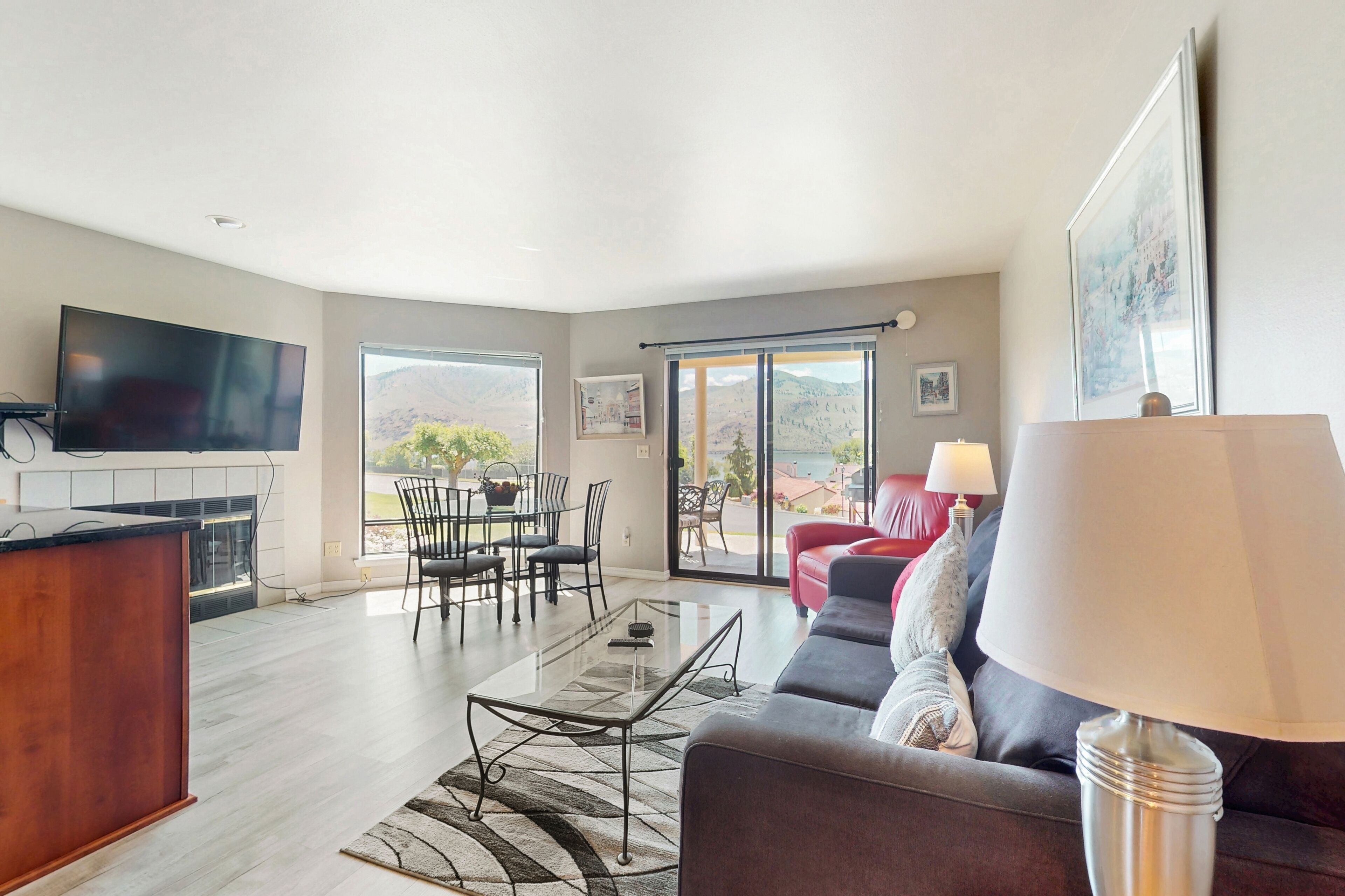 Deluxe Condo With Wifi, Lake Views, Shared Pool, & Nearby Beach - 쉐란 호