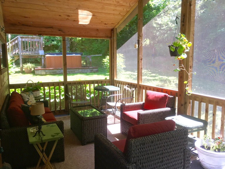 Broadwing Farm Cedar Cabin- Hot Tub With Fresh, Hot Mineral Water - 85 Acre Farm - Hot Springs, NC