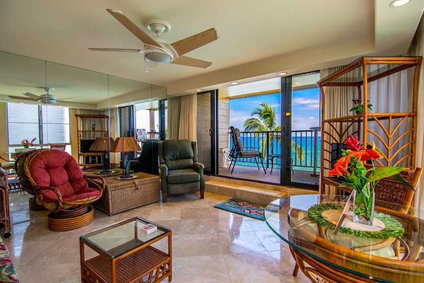 Light, Views, And Privacy. Perfect Corner Getaway - Hawaii