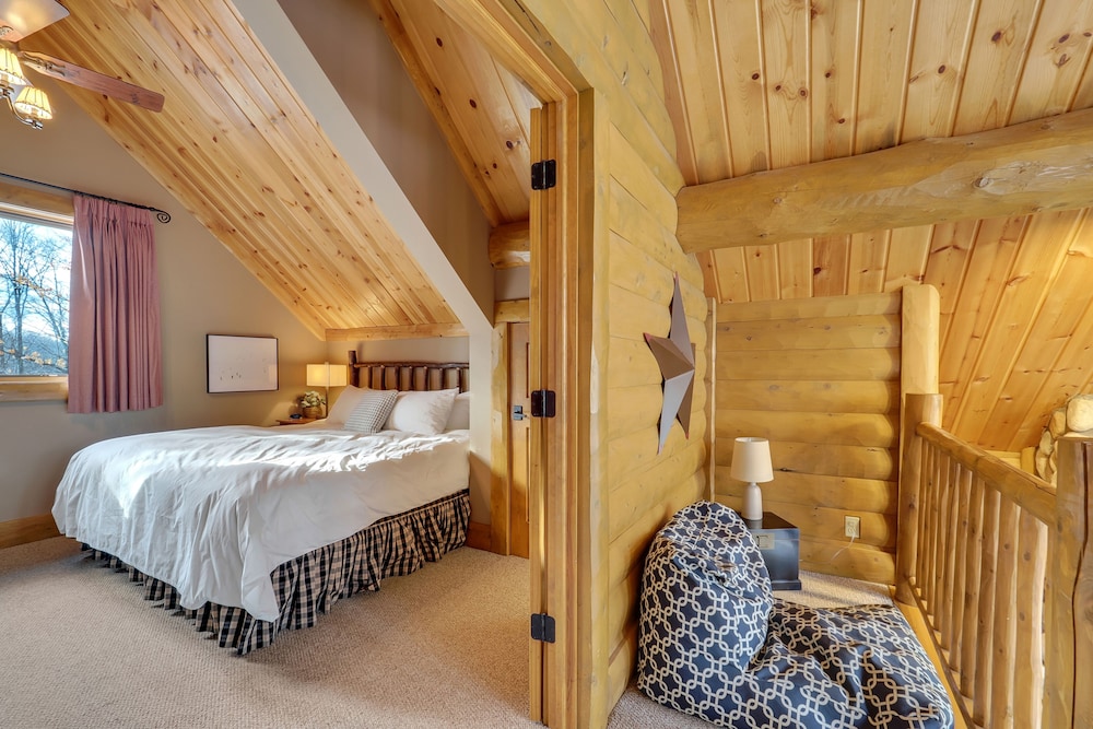 New Hot Tub | 3br Mountain Cabin | Sleeps 10 | Ski-in/ski-out - Boyne City, MI