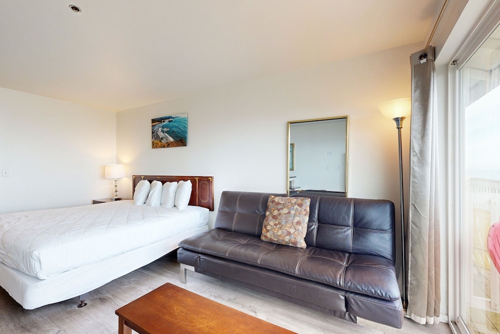 Dog-friendly Condo With Ocean Views, Easy Beach Access, & Free Wifi - Oregon