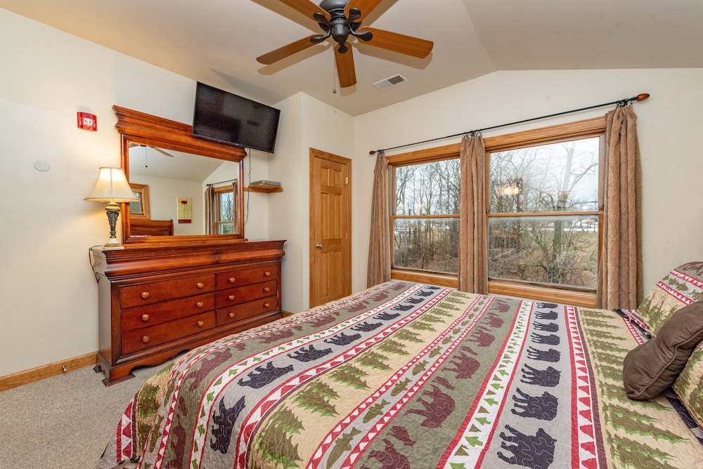 Luxury Chalet W/ Pool, Hot Tub & Slope Access - Deep Creek Lake, MD