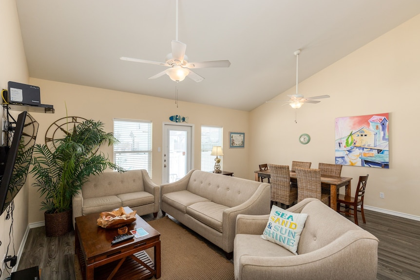 Poolside Getaway | Family Fun Near The Beach - Whitecap Beach, TX