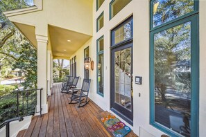 3 Sutherland Court - Private Pool,Short Walk To The Beach, $1000 in ...