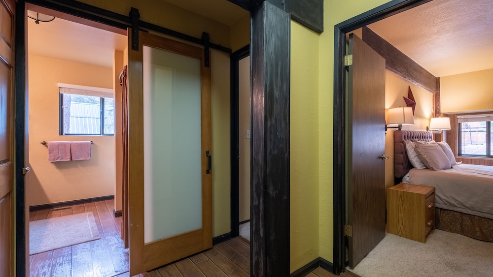 Mountain Cabin, Pet-friendly Yard, A/c, Shared Pool & Hot Tub, Near Donner Lake - Truckee, CA
