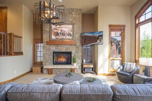 Base Camp 472 | ☼ Sunny Modern Townhome | Private Hot Tub | On Corridor ...