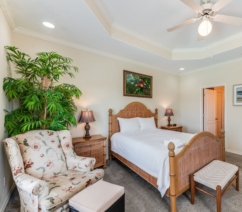 Pet-friendly Condo In Central Padre Island With Poolside Patio And Garage - Texas