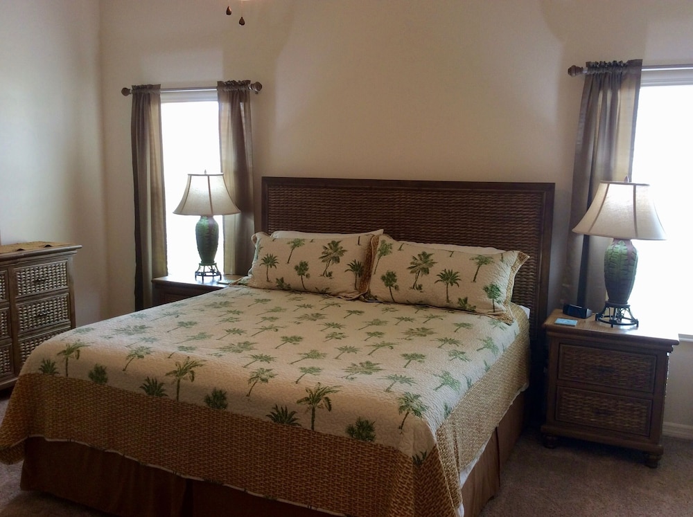 Village Of Charlotte Retreat: 3br, 2ba Home, Golf Cart, & Dog-friendly Bliss - Lake Harris, FL