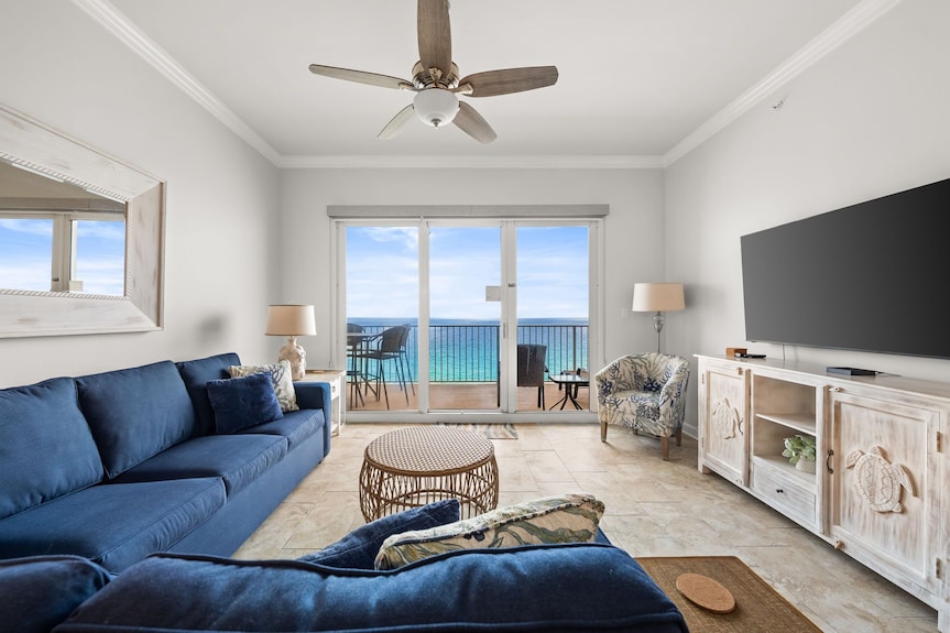 Beach Front Resort!! Sleeps Up To 9! Beach Service With 2 Chairs And Umbrella Included! - Panama City Beach, FL