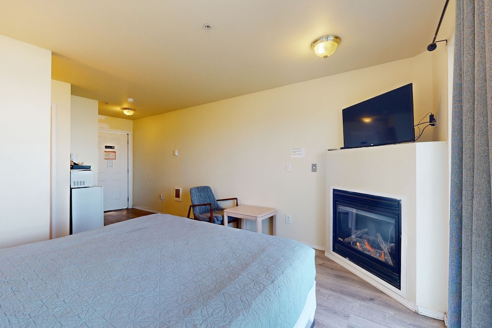 Oceanview Studio On The Main Level - Nearby Beach Access, Dogs Welcome - Lincoln City, OR