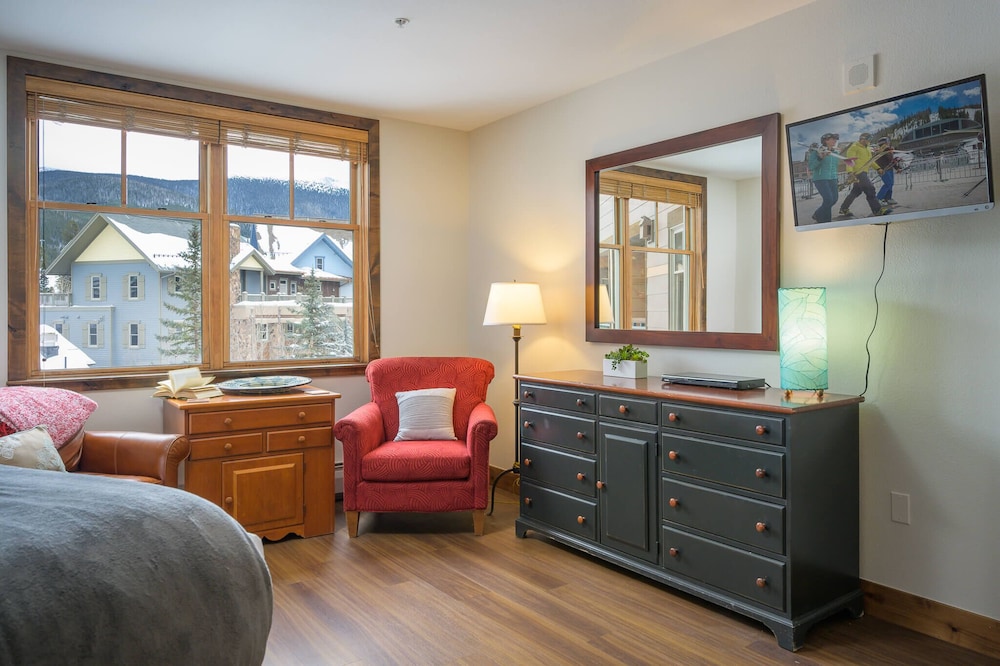 Updated Mountain Condo | Ski In Ski Out | Zephyr Mountain Lodge 1318 | Private Balcony - Colorado