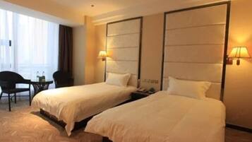 Quarto Twin Standard | Secretária, cortinas/cortinados opacos, Wi-fi grátis