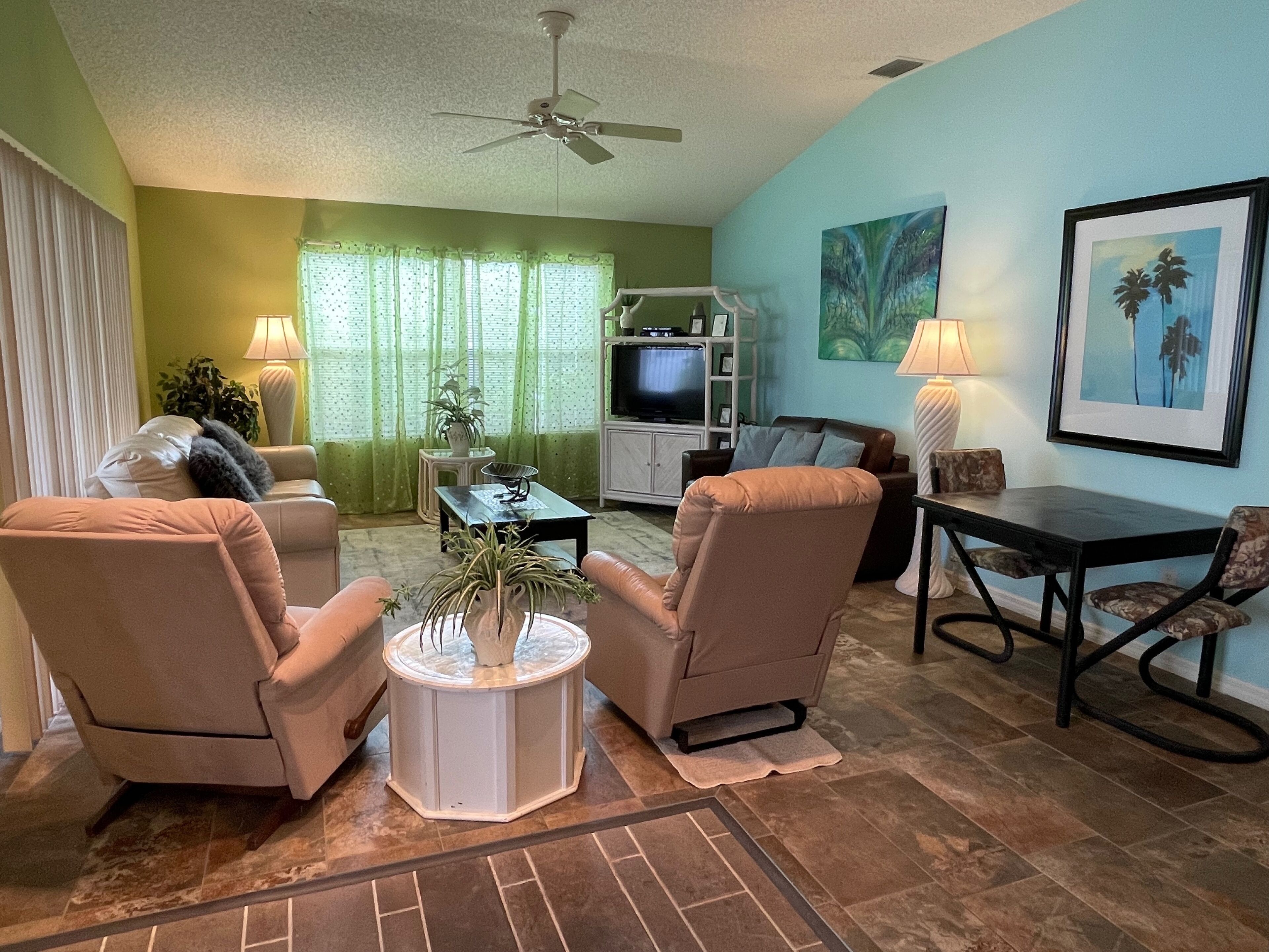 One Of A Kind Dog Villa Close To Lake Sumter Landing W/golf Cart, & Wifi! - The Villages, FL
