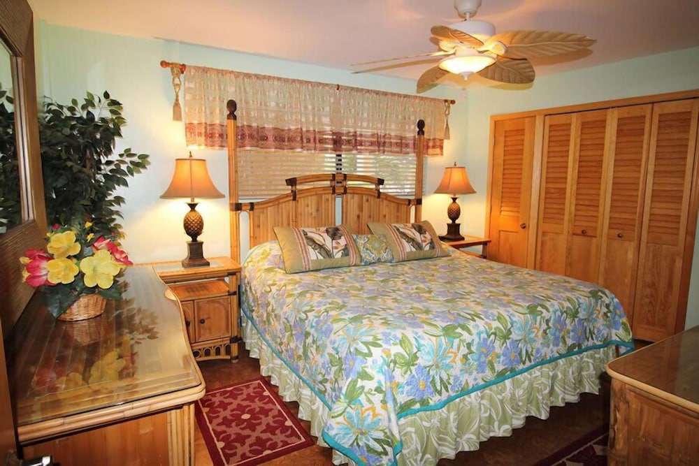 Island Charm: Kihei Beach #305, Beachfront Condo Offers Spectacular Ocean Views! - Kahului, HI