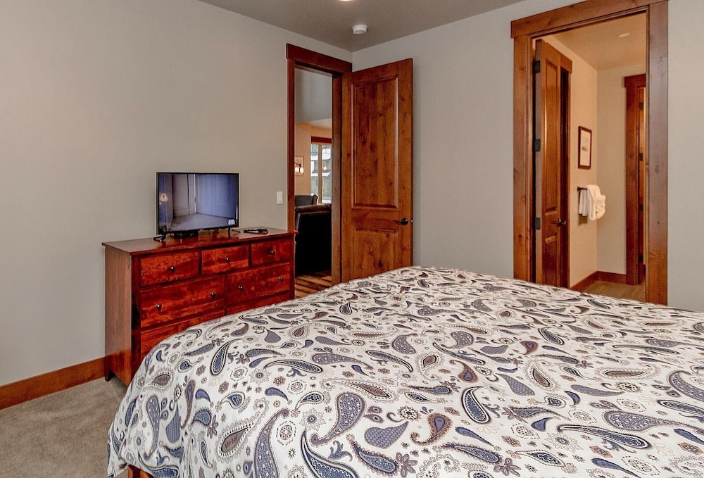Walk To Golf And The Spa | Free Wifi | Private Hot Tub And Gas Fire Pit - Roslyn, WA