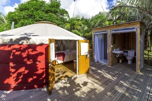 Tenda de Luxo, vista para o jardim | Casa de banho | Um chuveiro fixo, artigos de higiene pessoal grátis 