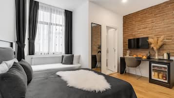 Suite Clássica | Minibar, cofre no quarto, secretária, quartos insonorizados