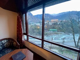 Estúdio Superior, 1 quarto, fumadores, vista para a montanha | Minibar, com mobília individualizada, internet com fios grátis 