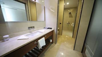 Suite Deluxe | Casa de banho | Um polibã, artigos de higiene pessoal grátis, um secador de cabelo