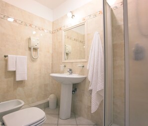 Quarto Individual Standard | Casa de banho | Um polibã, artigos de higiene pessoal grátis, um secador de cabelo 