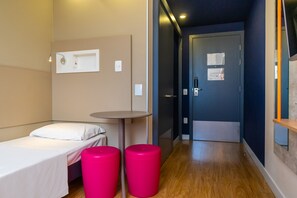 Apartamento standard, 2 camas de solteiro | Cortinas blackout, quartos à prova de som, Wi-Fi de cortesia