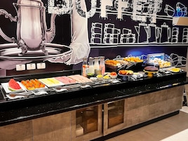 Café da manhã com buffet todos os dias mediante uma taxa