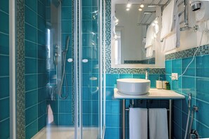 Quarto Duplo ou Twin Deluxe | Casa de banho | Um polibã, artigos de higiene pessoal grátis, um secador de cabelo 