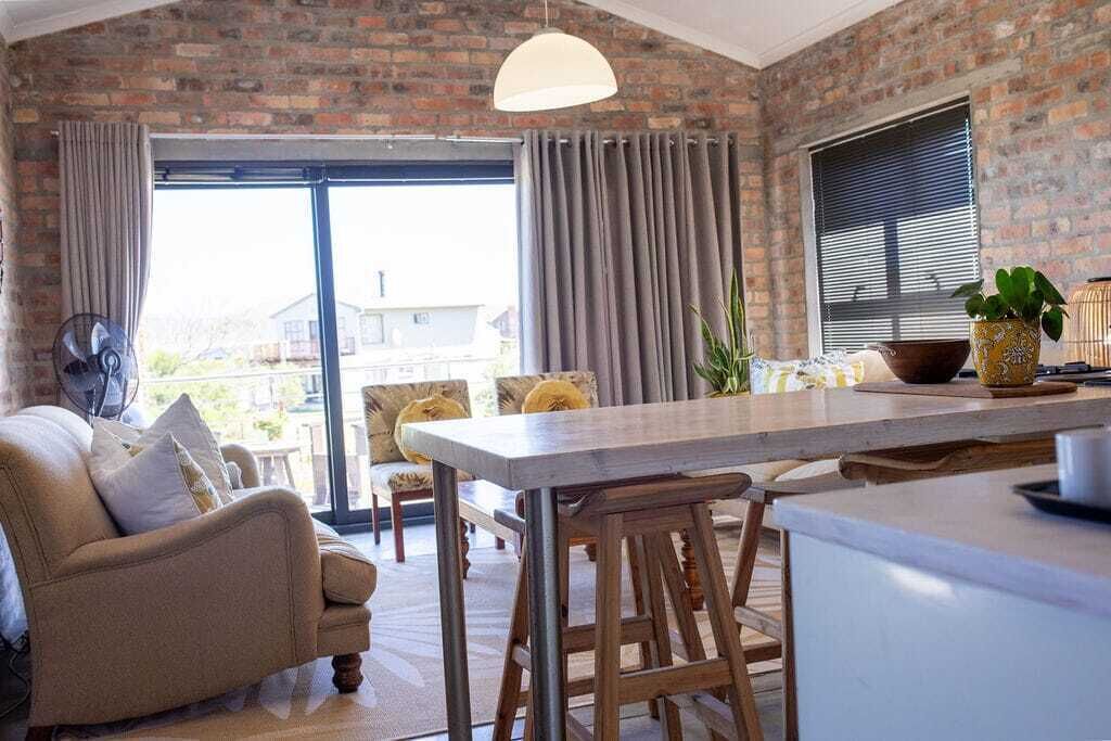 Self-Catering Unit with 2 separate Rooms | Sala de estar | Televisor, Netflix, filmes pagos, serviços de streaming 