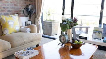 Self-Catering Unit with 2 separate Rooms | Sala de estar | Televisor, filmes pagos