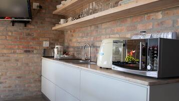 Self-Catering Unit with 2 separate Rooms | Cozinha privada | Um frigorífico, um micro-ondas, uma cafeteira/bule