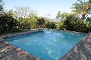 Piscina externa, guarda-sóis