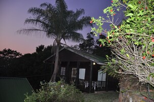 Chalé luxo, vista para o jardim | 2 quartos, individualmente decorados, individualmente mobiliados