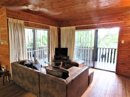 Chalé luxo, vista para o jardim | Área de estar | TV de tela plana 40 polegadas com canais via satélite, TV