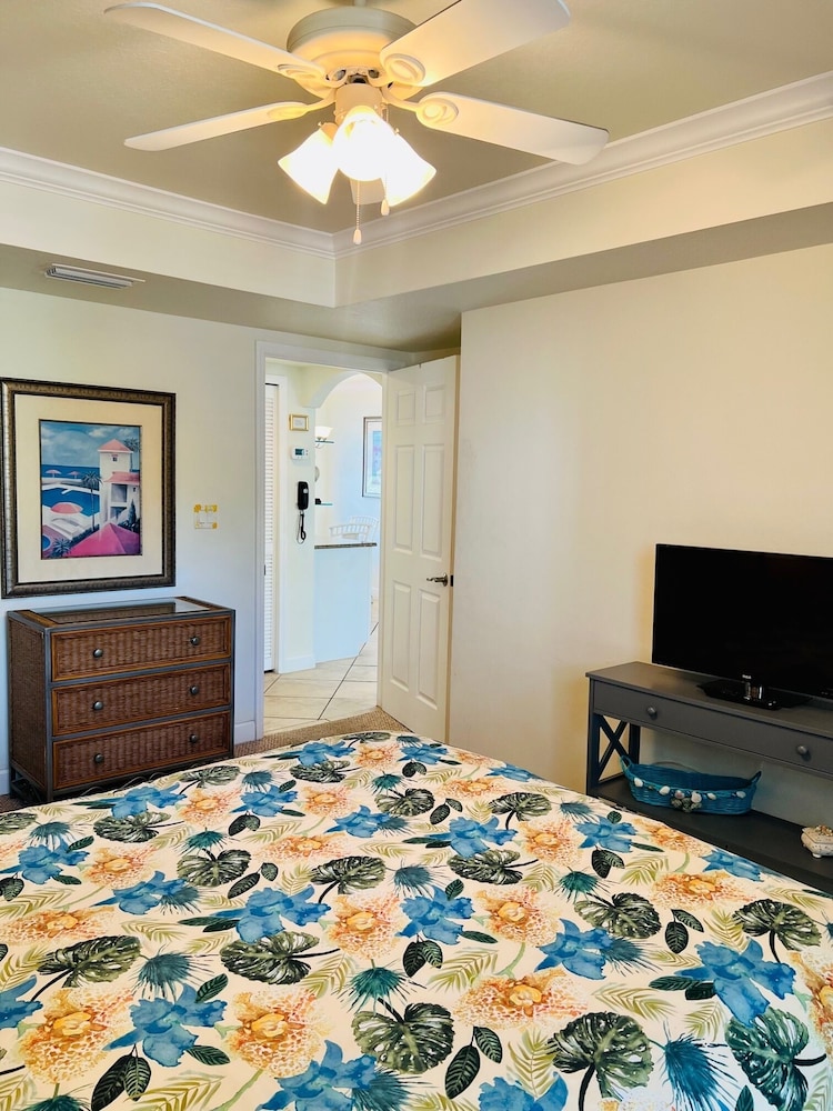Barefoot 217e- Poolside Paradise, Beachside Bliss W/discounted Summer Rates! - Largo, FL