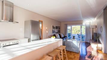 Uma placa de cozinha, uma chaleira elétrica