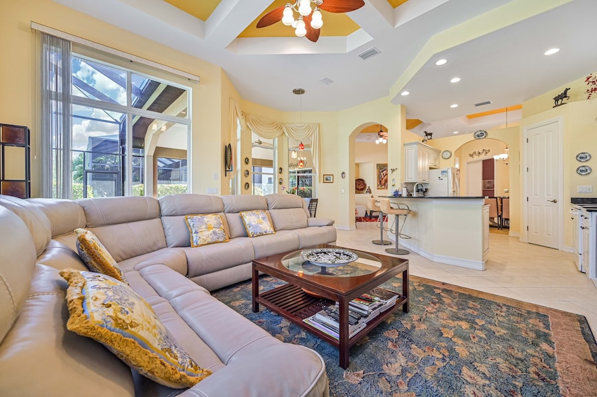 Lujosa Casa De Estilo Mediterráneo! Los Mejores Acabados - Piscina Privada Climatizada - Estero, FL