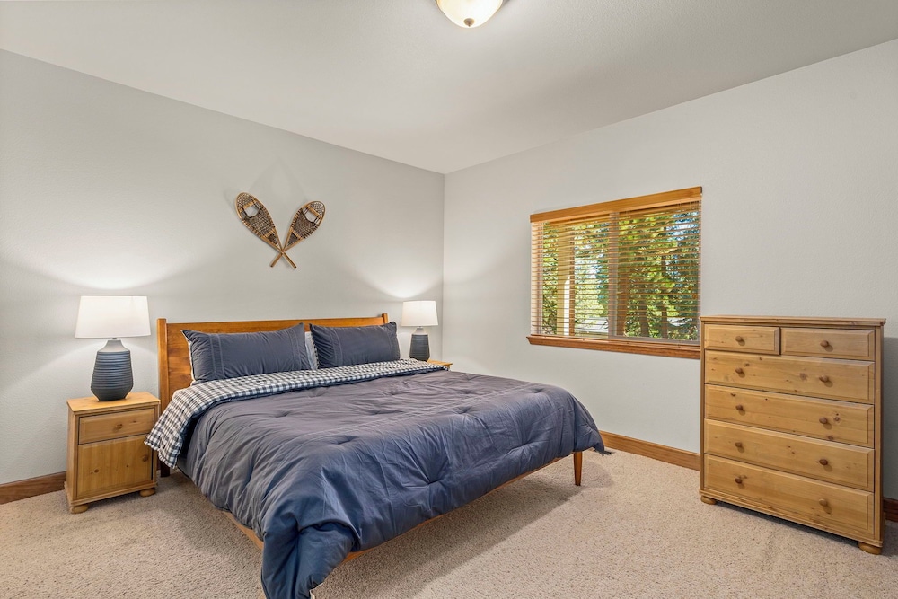 This Is A Very Inviting And Comfortable Home, Perfectly Suited For 2 Families Or A Large Group. - North Lake Tahoe, CA