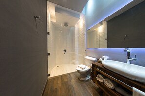 Quarto luxo, 1 cama King | Banheiro | Chuveiro, produtos de toalete grátis, secador de cabelo 