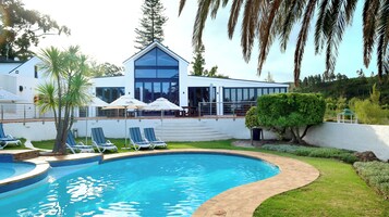 Piscina interna, 2 piscinas externas, guarda-sóis, espreguiçadeiras