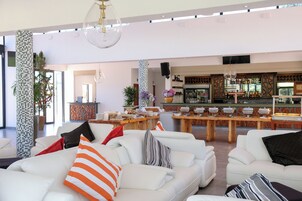 2 restaurantes, é servido café da manhã