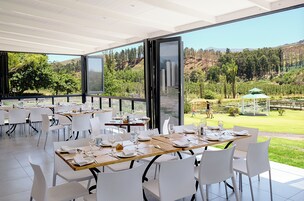 2 restaurantes, é servido café da manhã