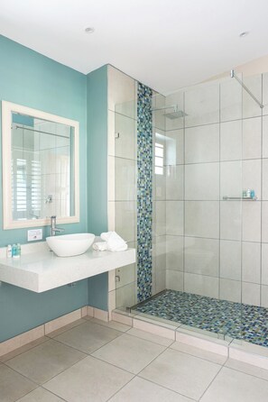 Quarto casal luxo | Banheiro | Banheira e chuveiro separados, produtos de toalete grátis
