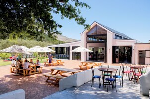 2 restaurantes, pequenos-almoços servidos 