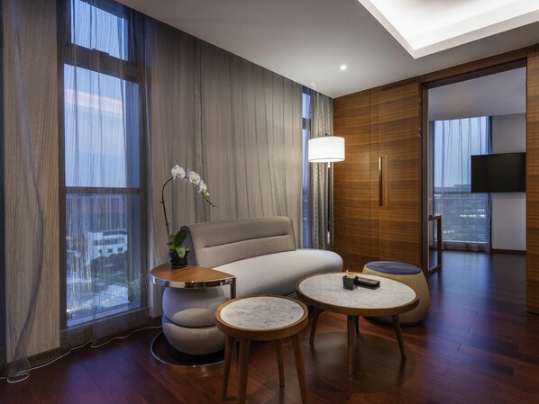 Suíte júnior, 1 cama King | Frigobar (abastecido com alguns itens grátis), cofres nos quartos
