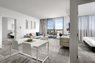 Apartamento Executivo, 2 quartos, Vista para a cidade | Sala de estar | Televisor de ecrã plano de 43 polegadas com canais por cabo, televisor 