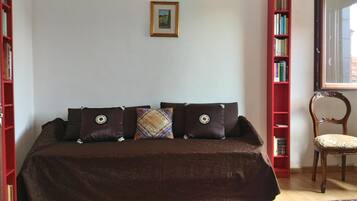 Escrivaninha, roupa de cama