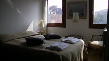 Quarto casal ou duplo clássico, banheiro privativo | Escrivaninha, roupa de cama